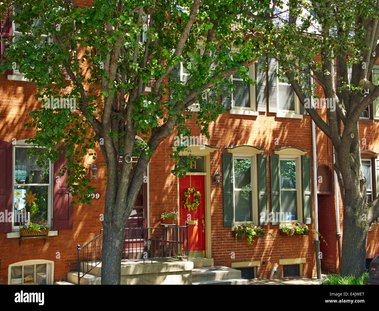 Row red brick houses hi-res stock photography and images - Alamy