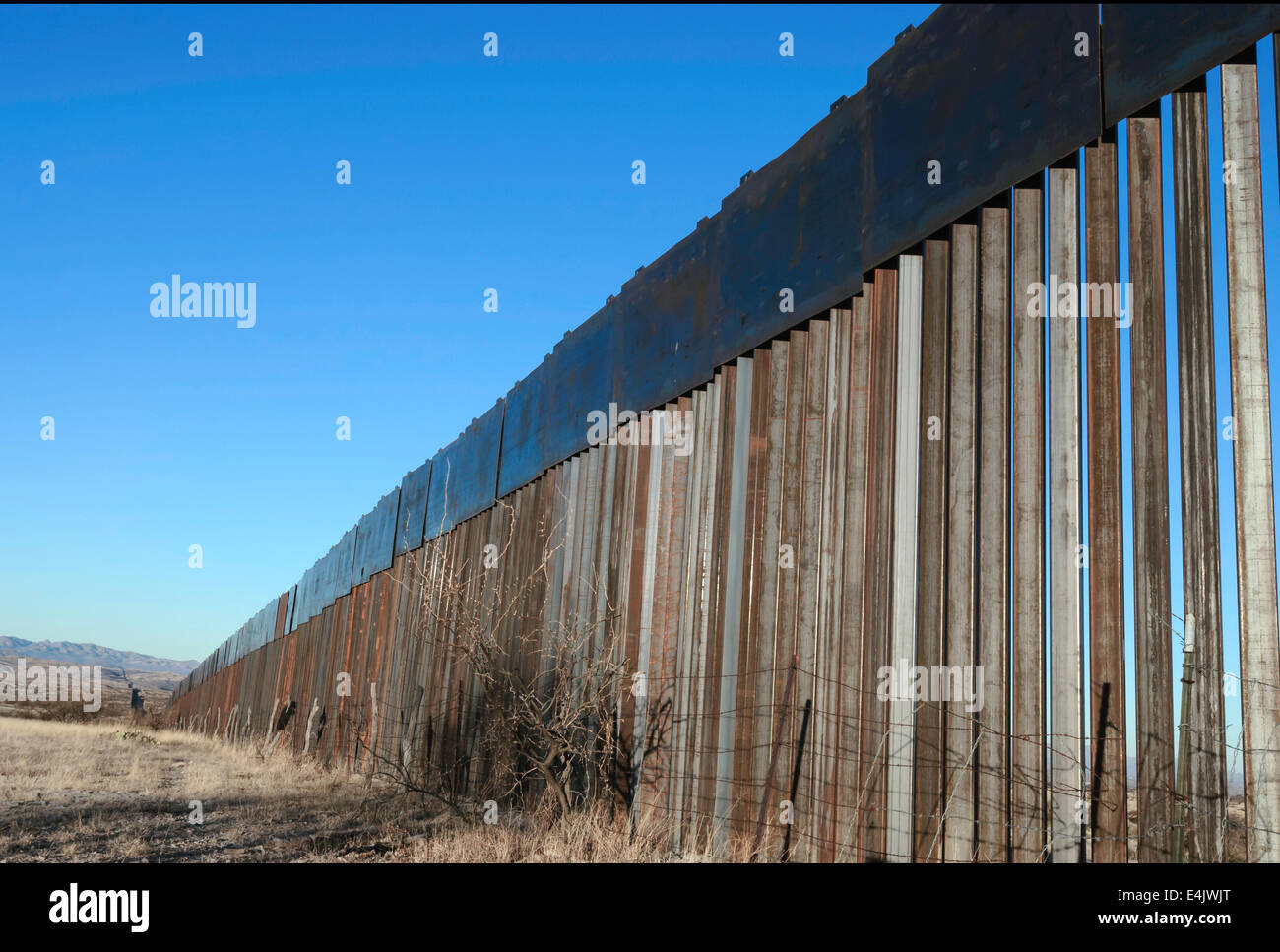 Border crossing on foot hi-res stock photography and images - Alamy