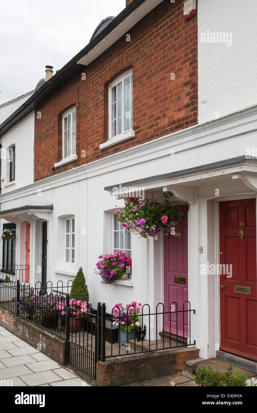 Cottages with hanging basket hi-res stock photography and images - Alamy
