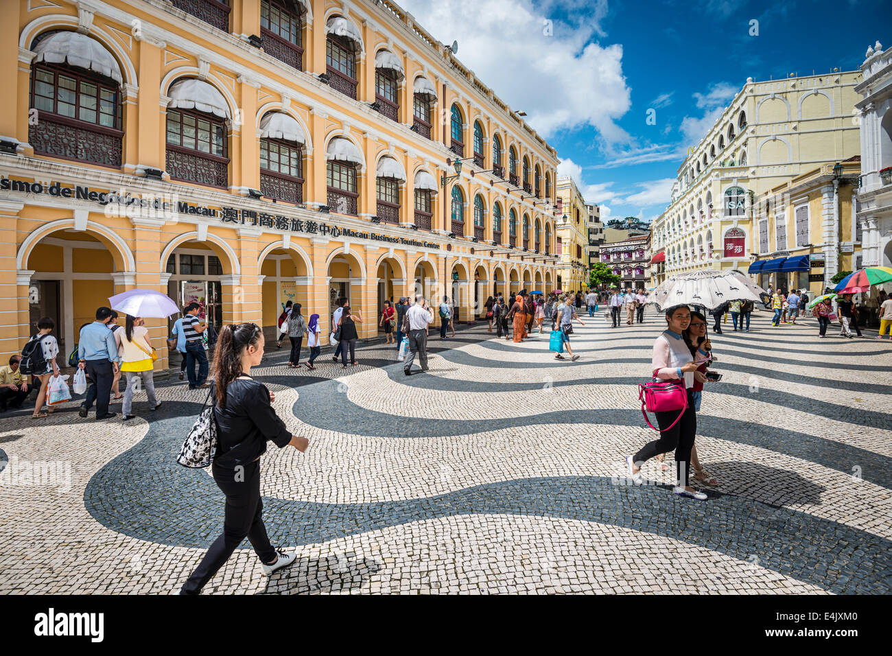 Squares and plazas hi-res stock photography and images - Alamy