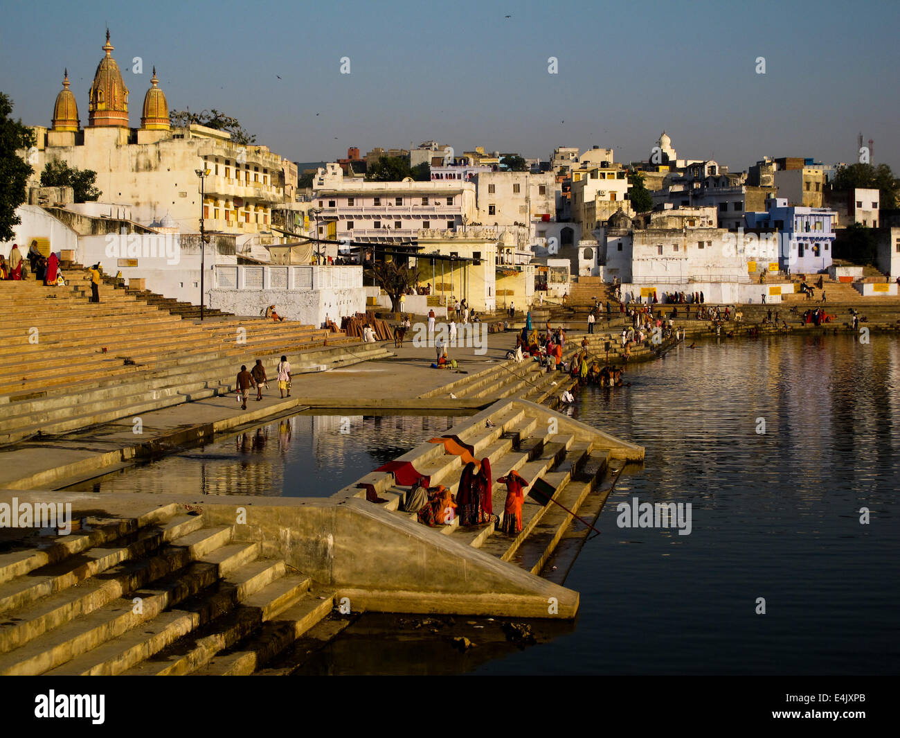 Pilgrims praying at the ghats in the Pushkar lake Stock Photo - Alamy
