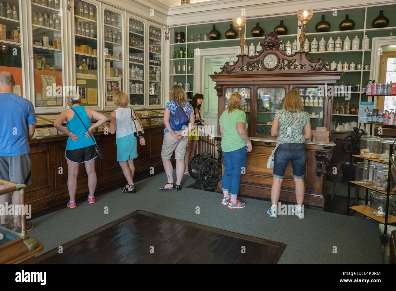 Family in interior building buildings hi-res stock photography and ...
