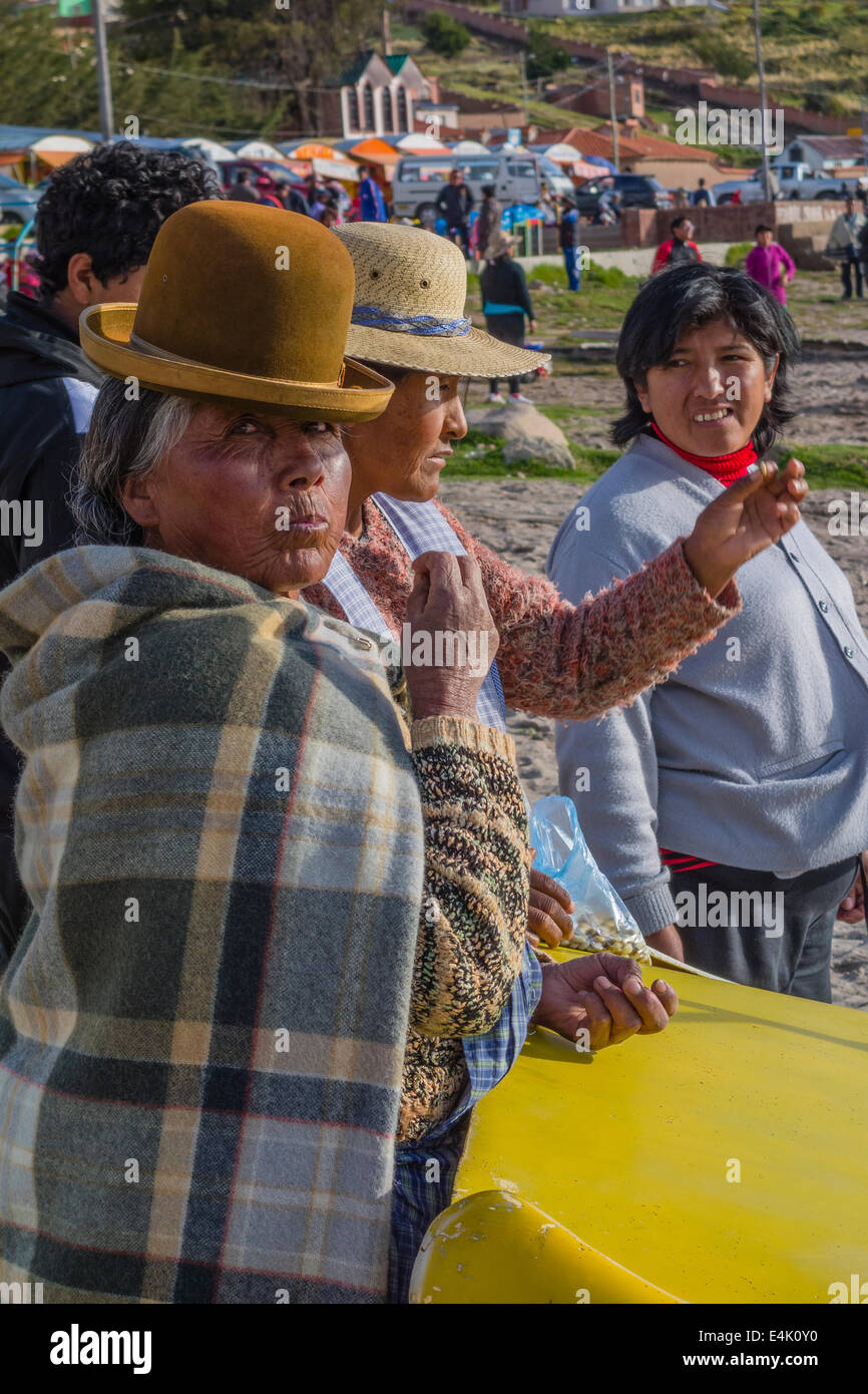 Women bolivian traditional dress hi-res stock photography and images ...