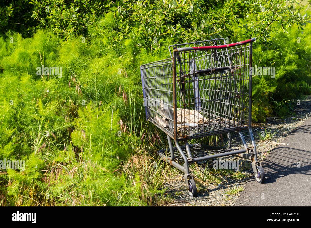 Old broken cart wheel hi-res stock photography and images - Alamy
