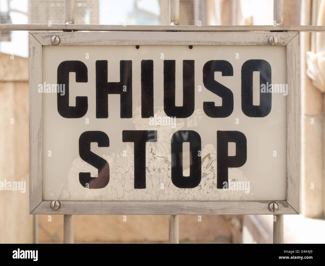 Chiuso sign hi-res stock photography and images - Alamy