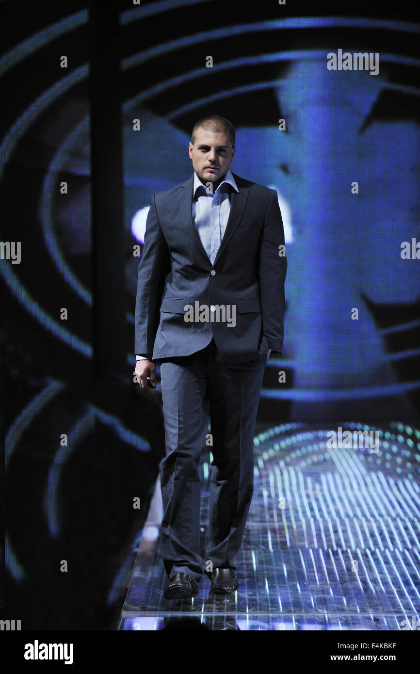 male model on fashion show Stock Photo - Alamy