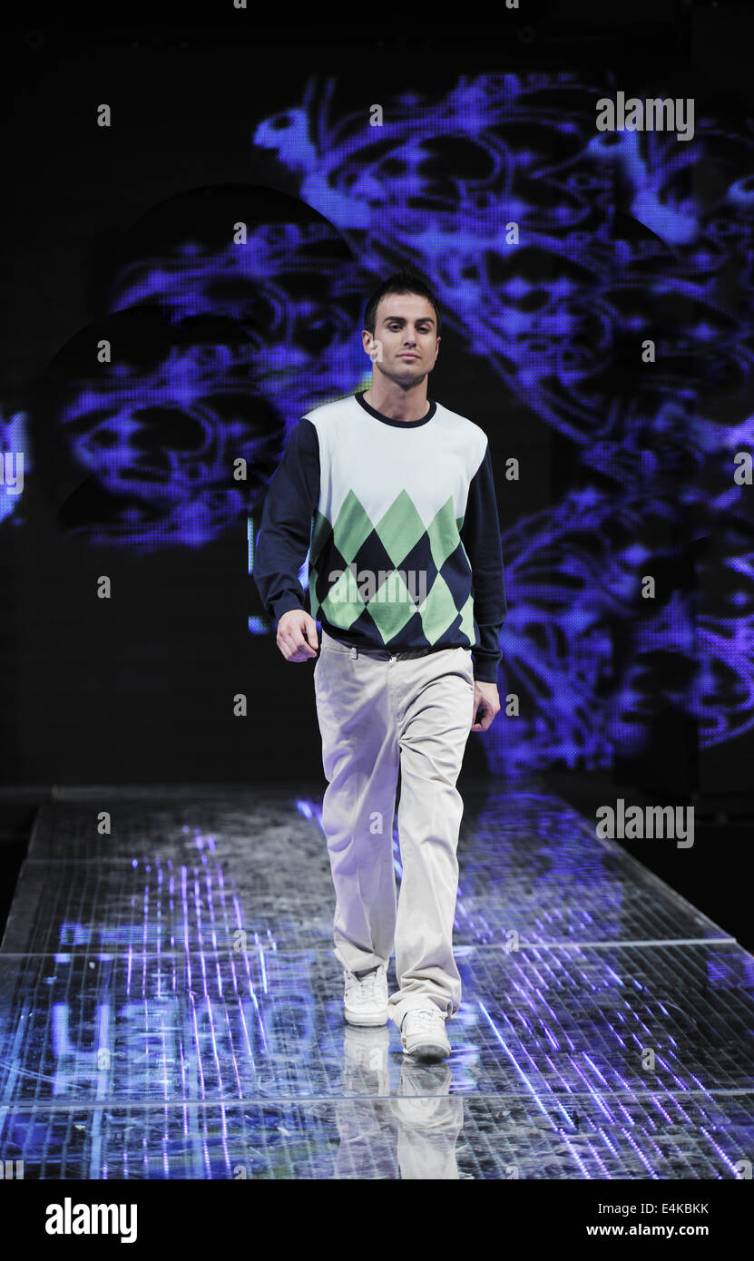 male model on fashion show Stock Photo - Alamy
