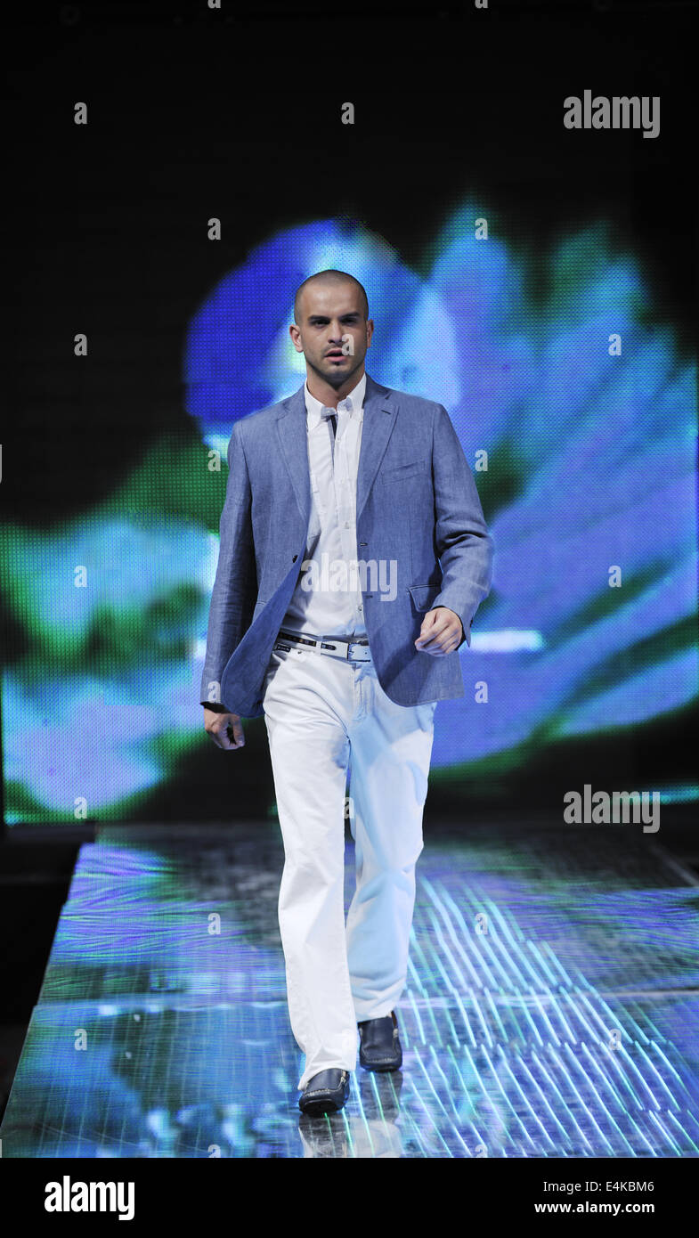 male model on fashion show Stock Photo - Alamy