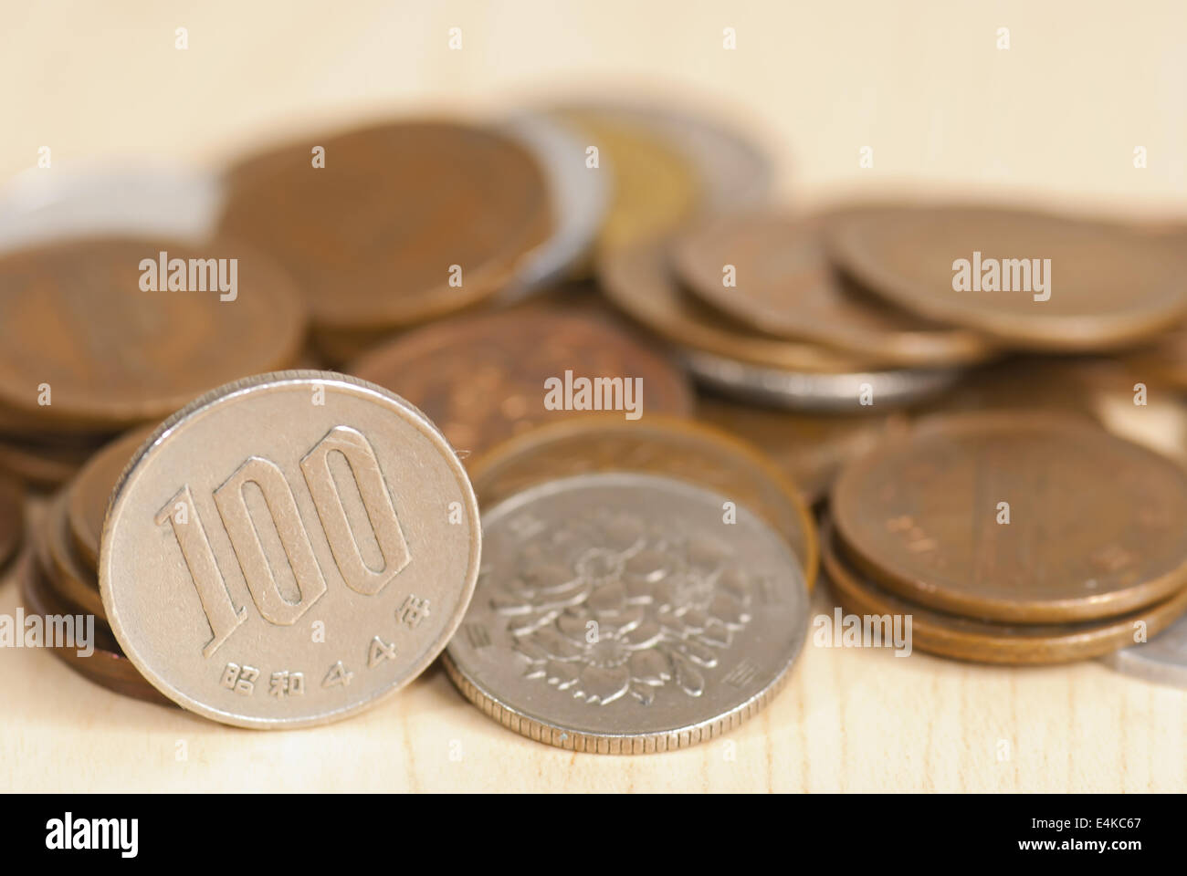 The Japanese 100 yens coin Stock Photo - Alamy