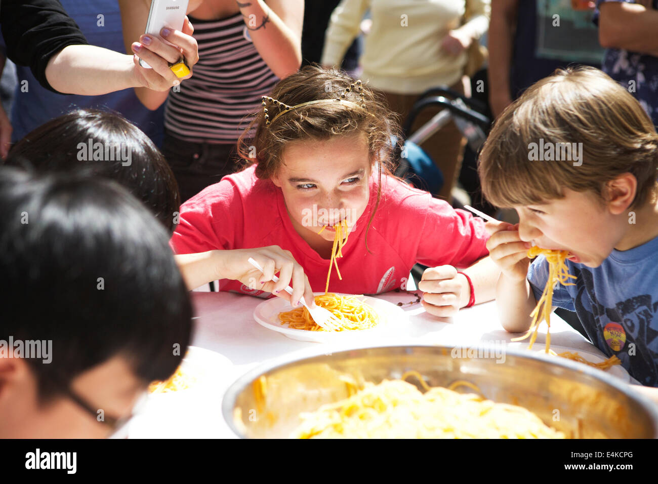 Children eating contest hi-res stock photography and images - Alamy