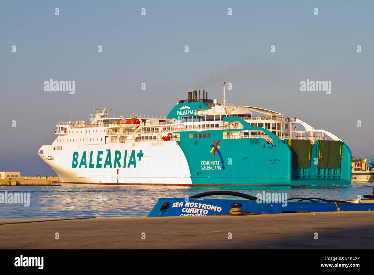 ship coming into port Stock Photo - Alamy