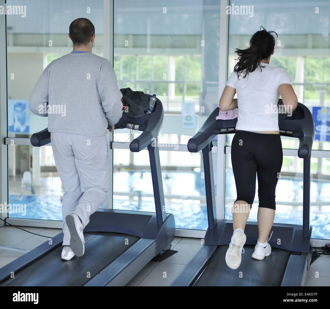 people running on threadmill at fitness club Stock Photo - Alamy