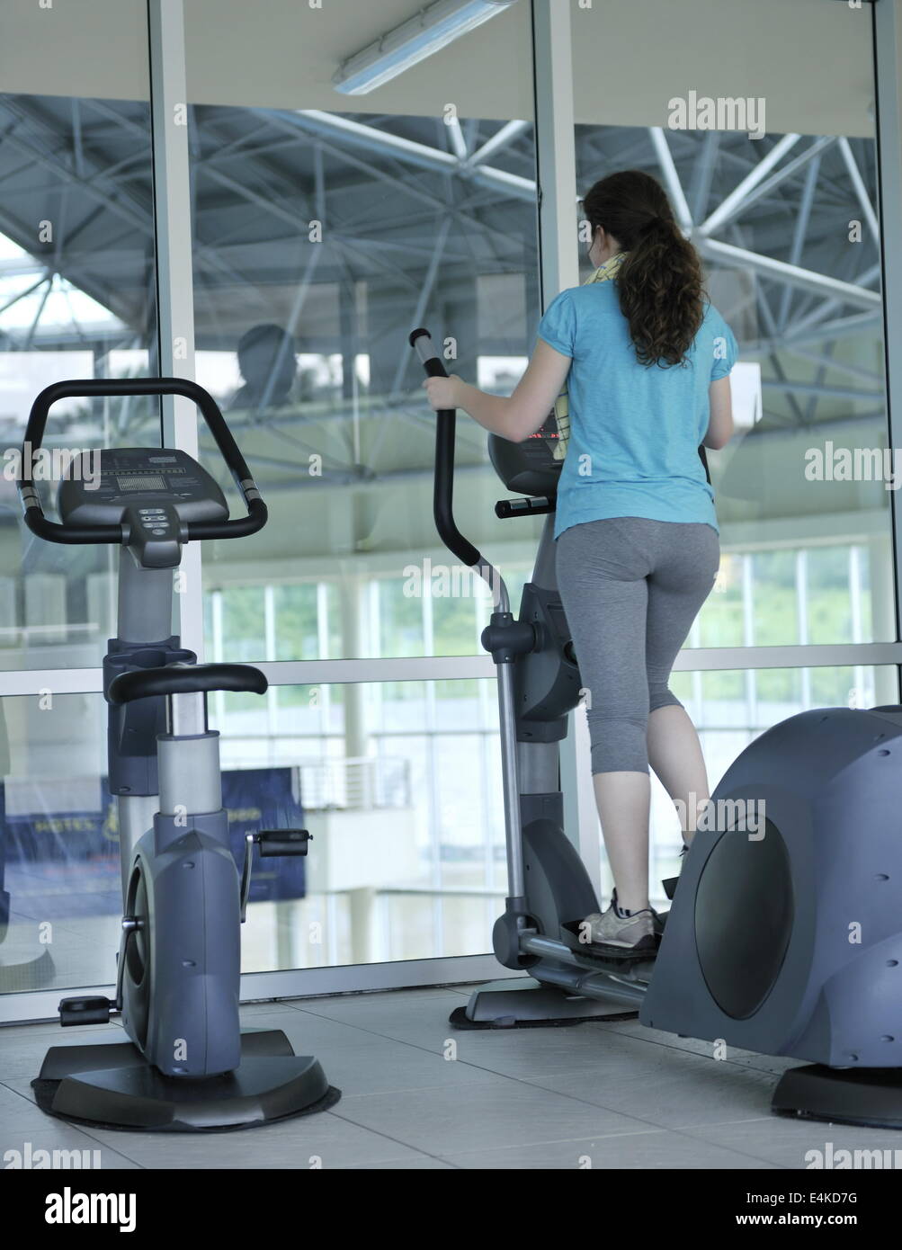 people running on threadmill at fitness club Stock Photo - Alamy