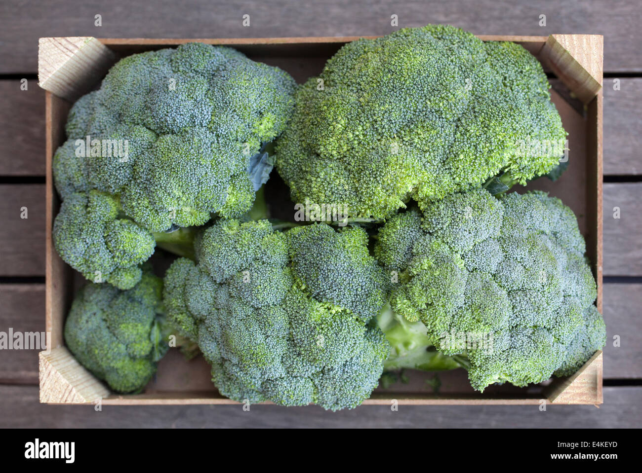 Wooden box of fresh broccoli Stock Photo - Alamy