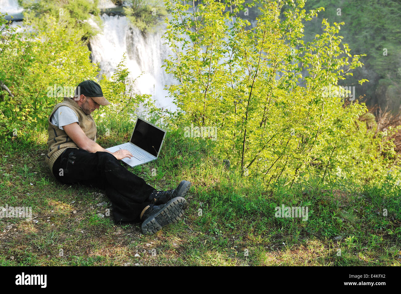 man outdoor laptop Stock Photo - Alamy