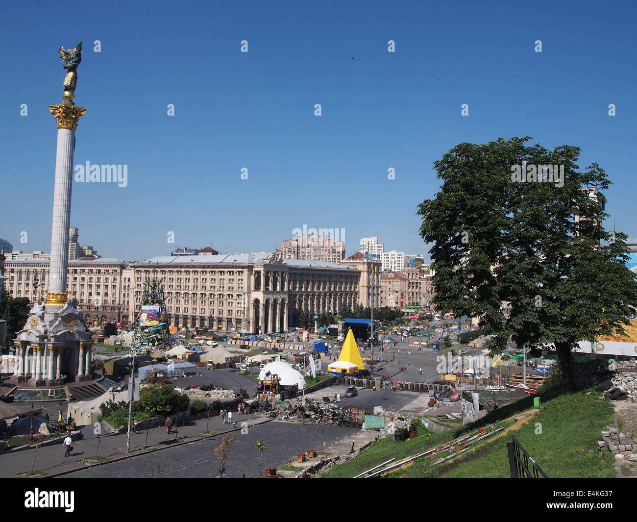 Kyiv, Ukraine. 14th July, 2014. Barricades and tents at Maydan ...