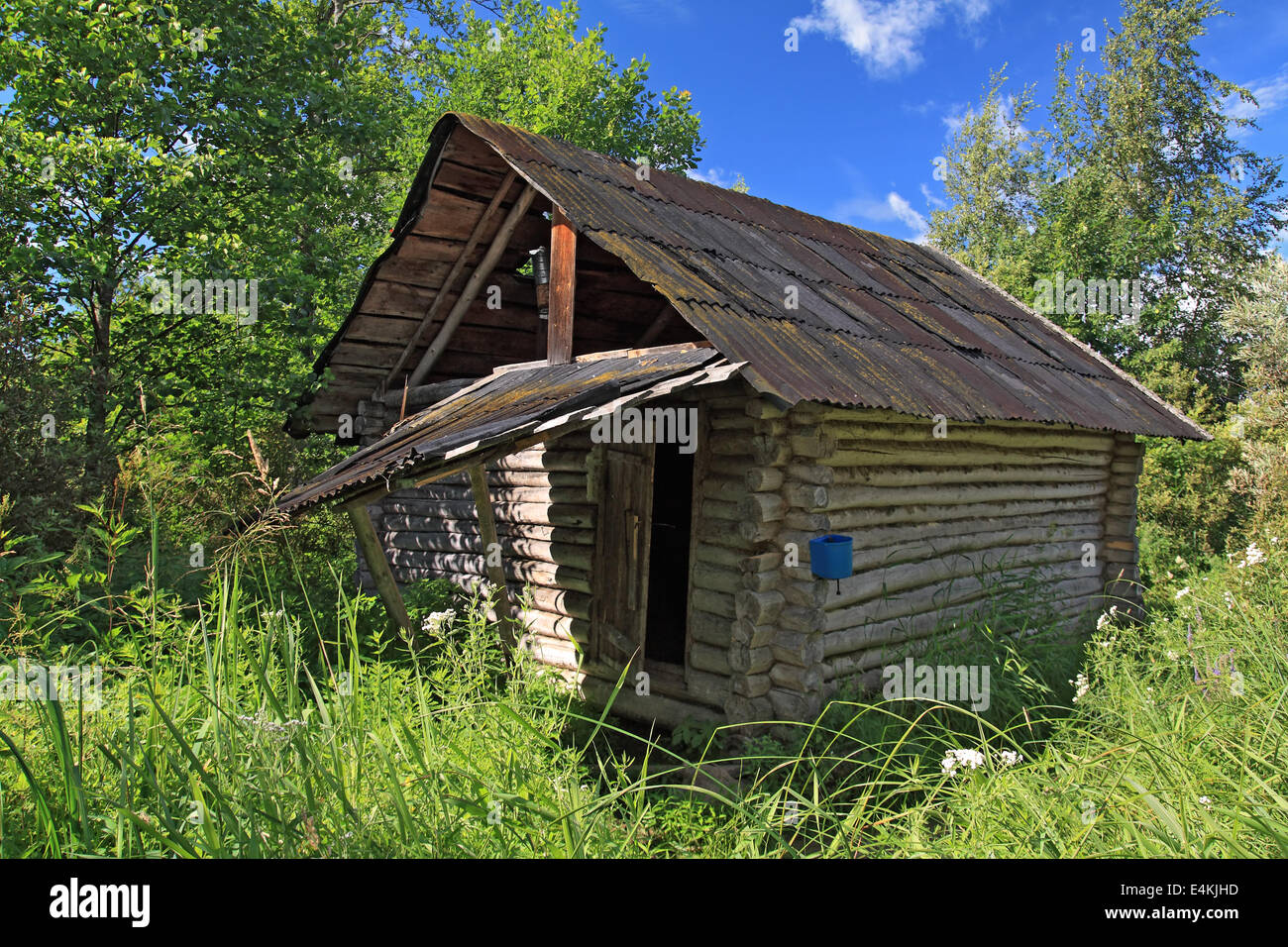 hunter's hut in a green forest Stock Photo - Alamy