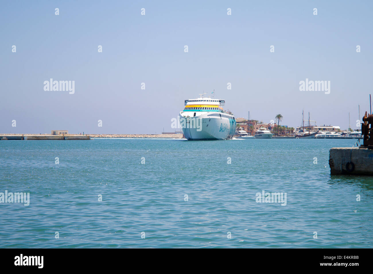 ship coming into port Stock Photo - Alamy