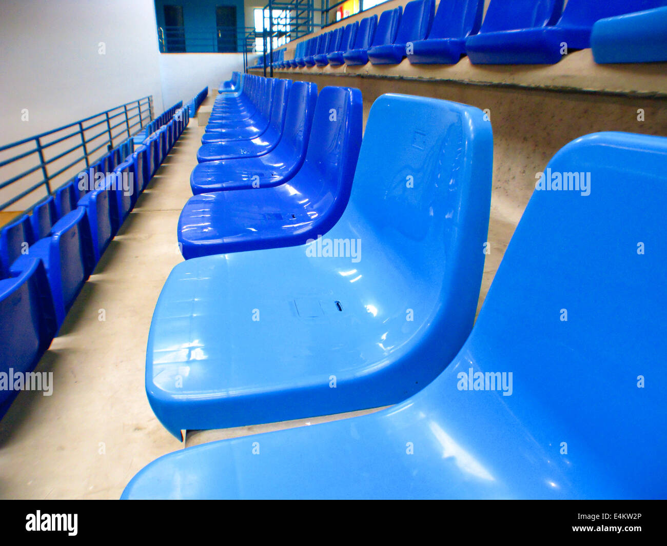 Row elegant velvet theater seats hi-res stock photography and images ...