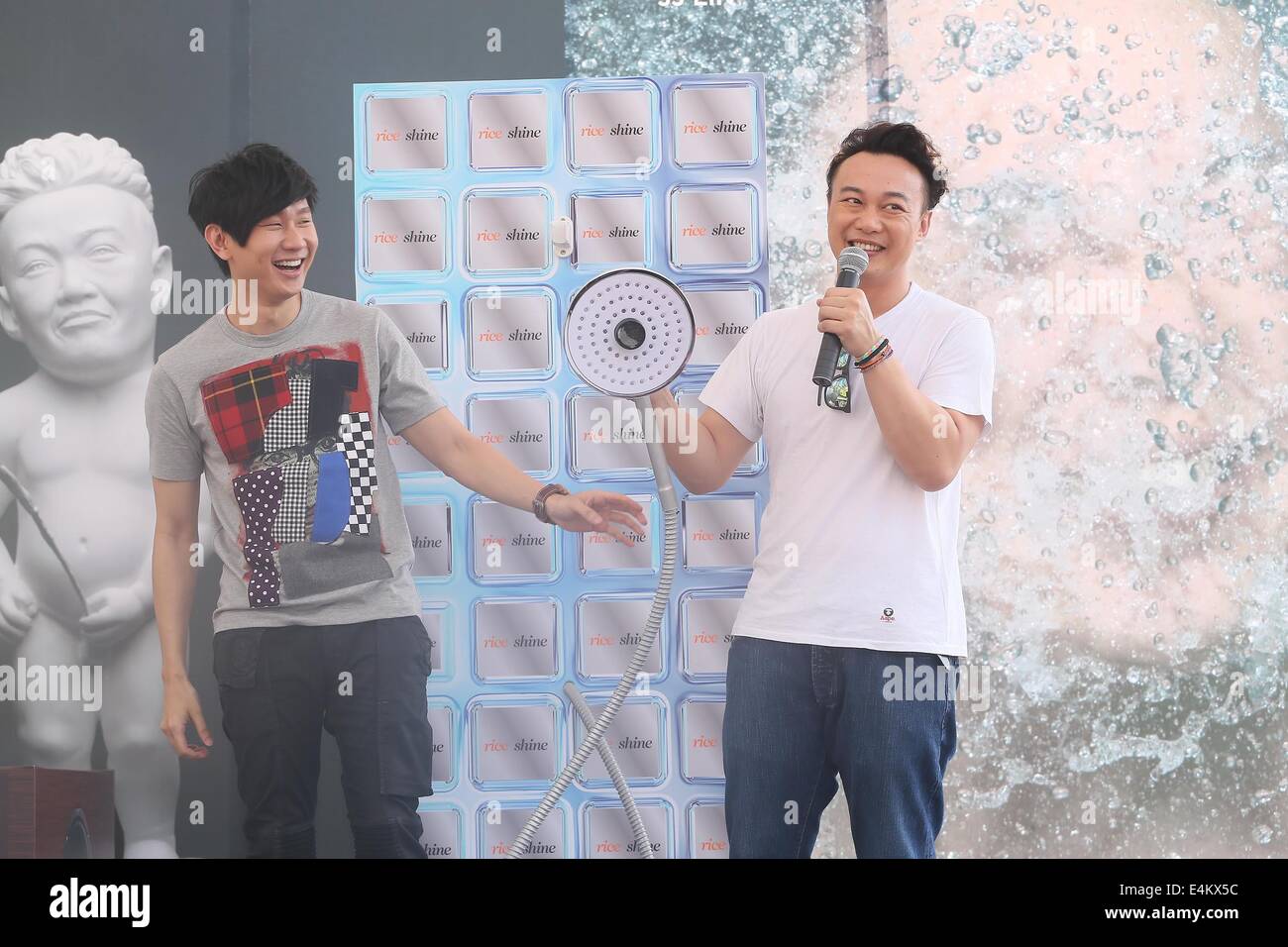 Singer Eason Chan holds autograph session of his new album 'Rice&Shine ...