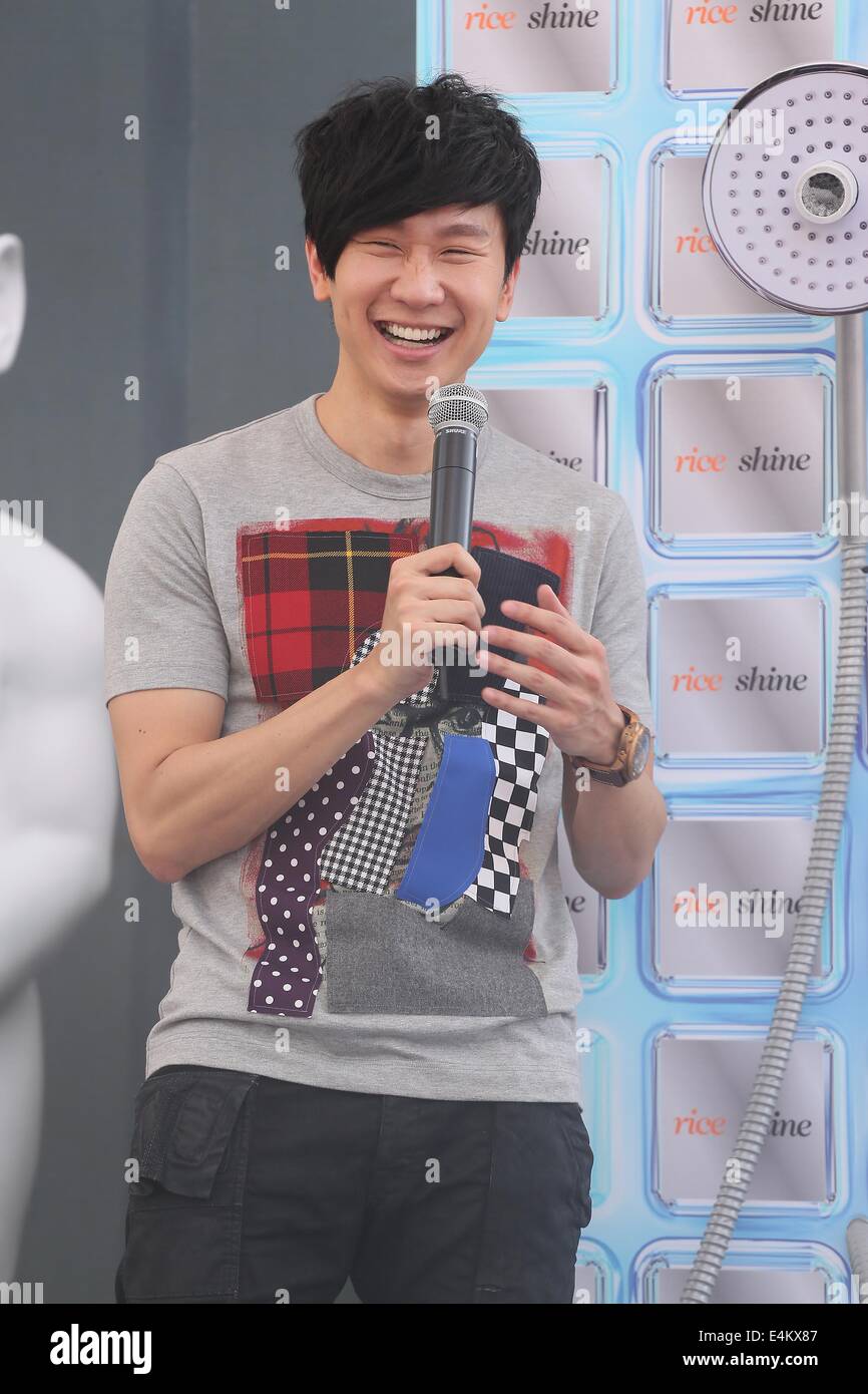 Singer Eason Chan holds autograph session of his new album 'Rice&Shine ...