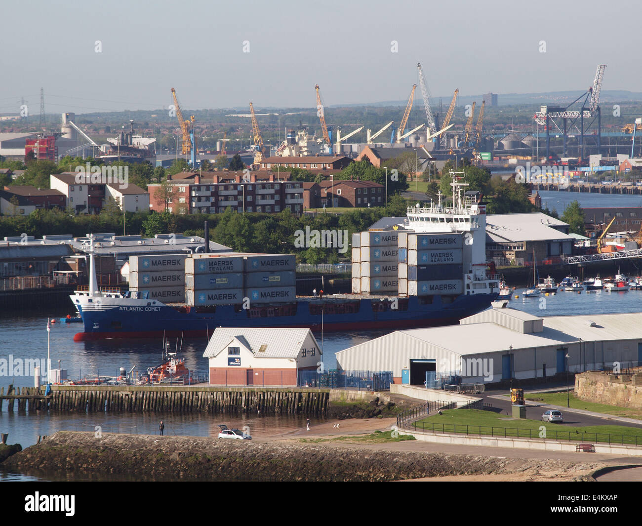 The 3999ton 'Atlantic Comet' container ship Leaving the port of Tyne ...