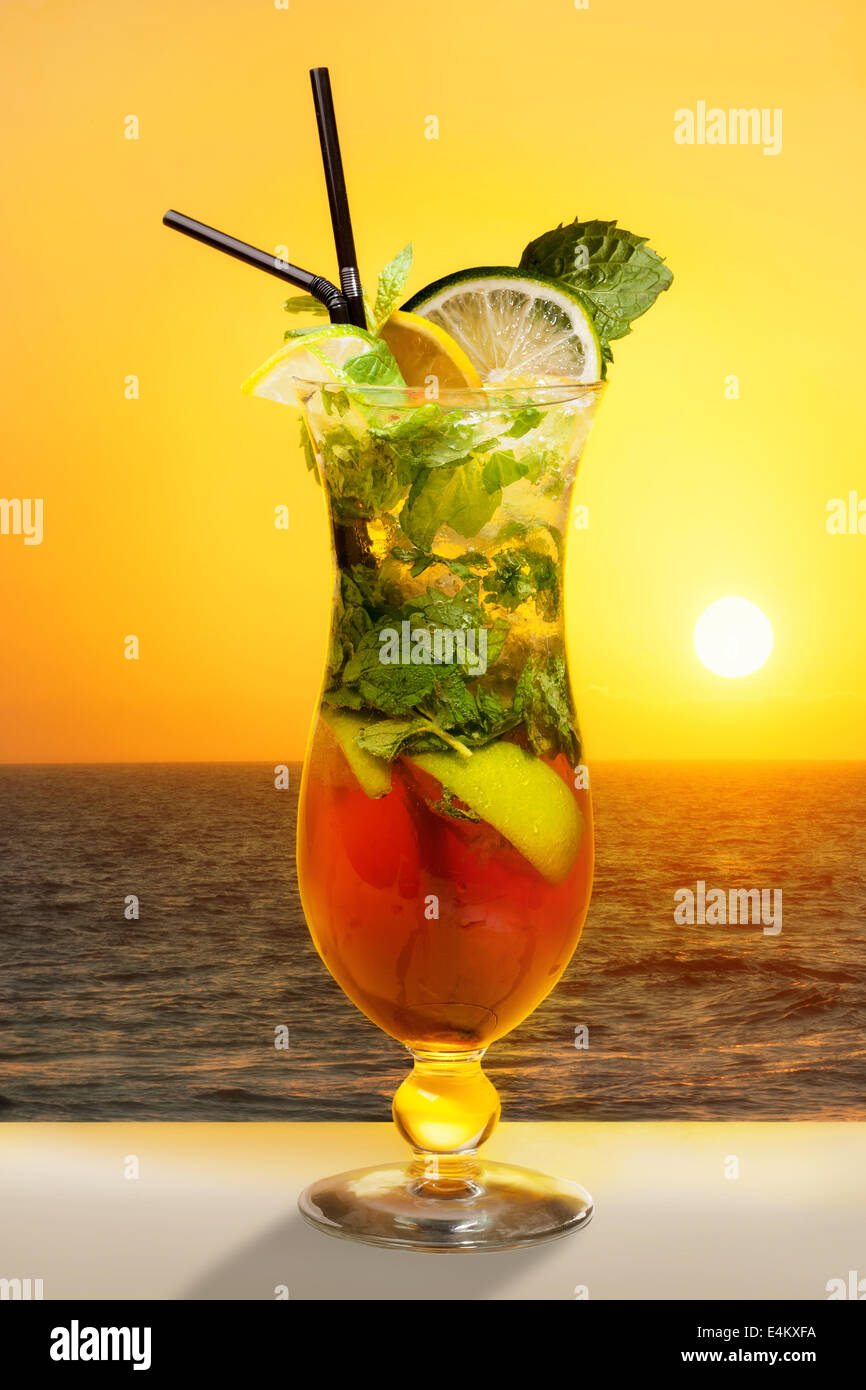 Cocktail beach sunset hi-res stock photography and images - Alamy