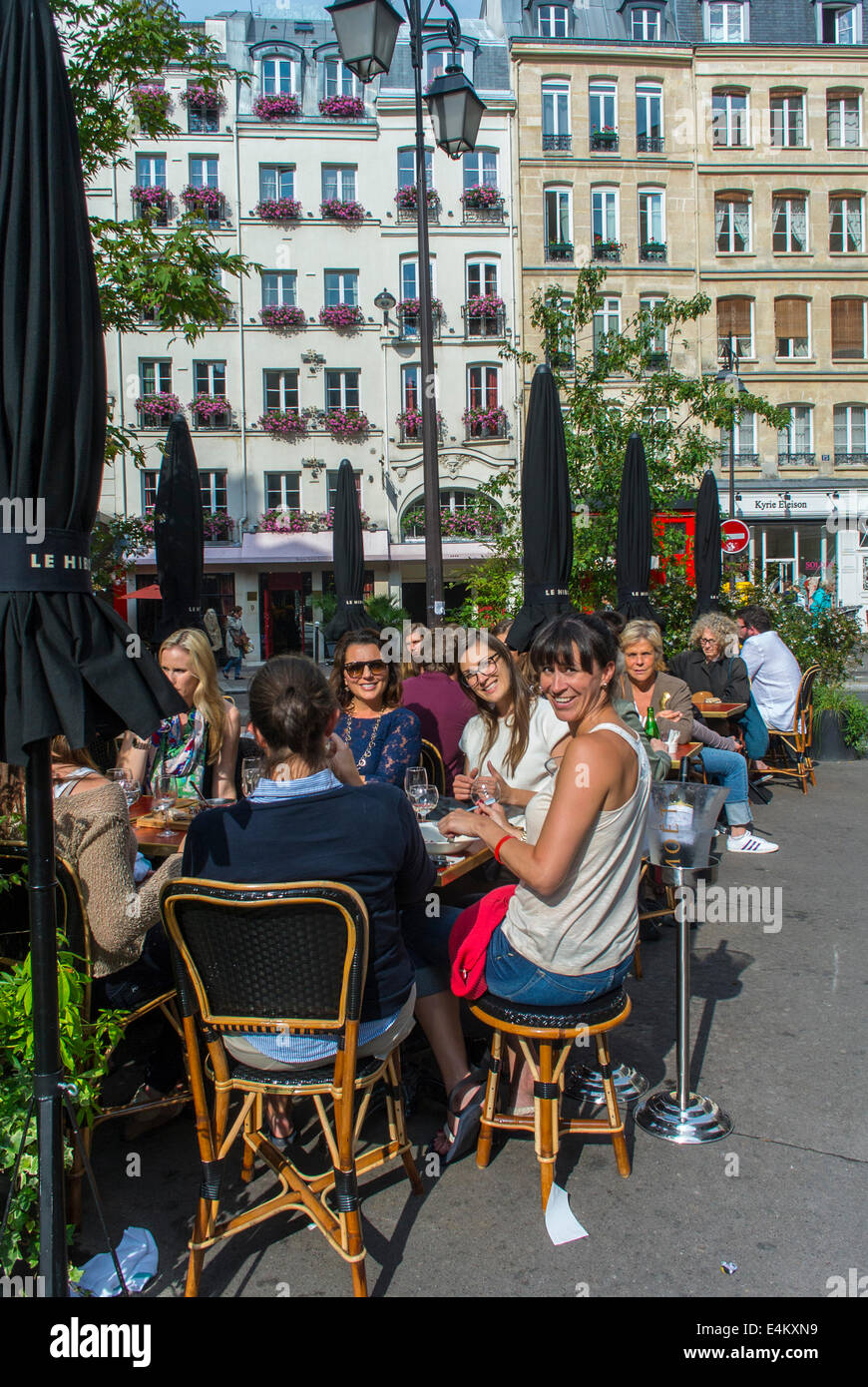 Paris Crowd Sharing Drinks Street High Resolution Stock Photography and ...