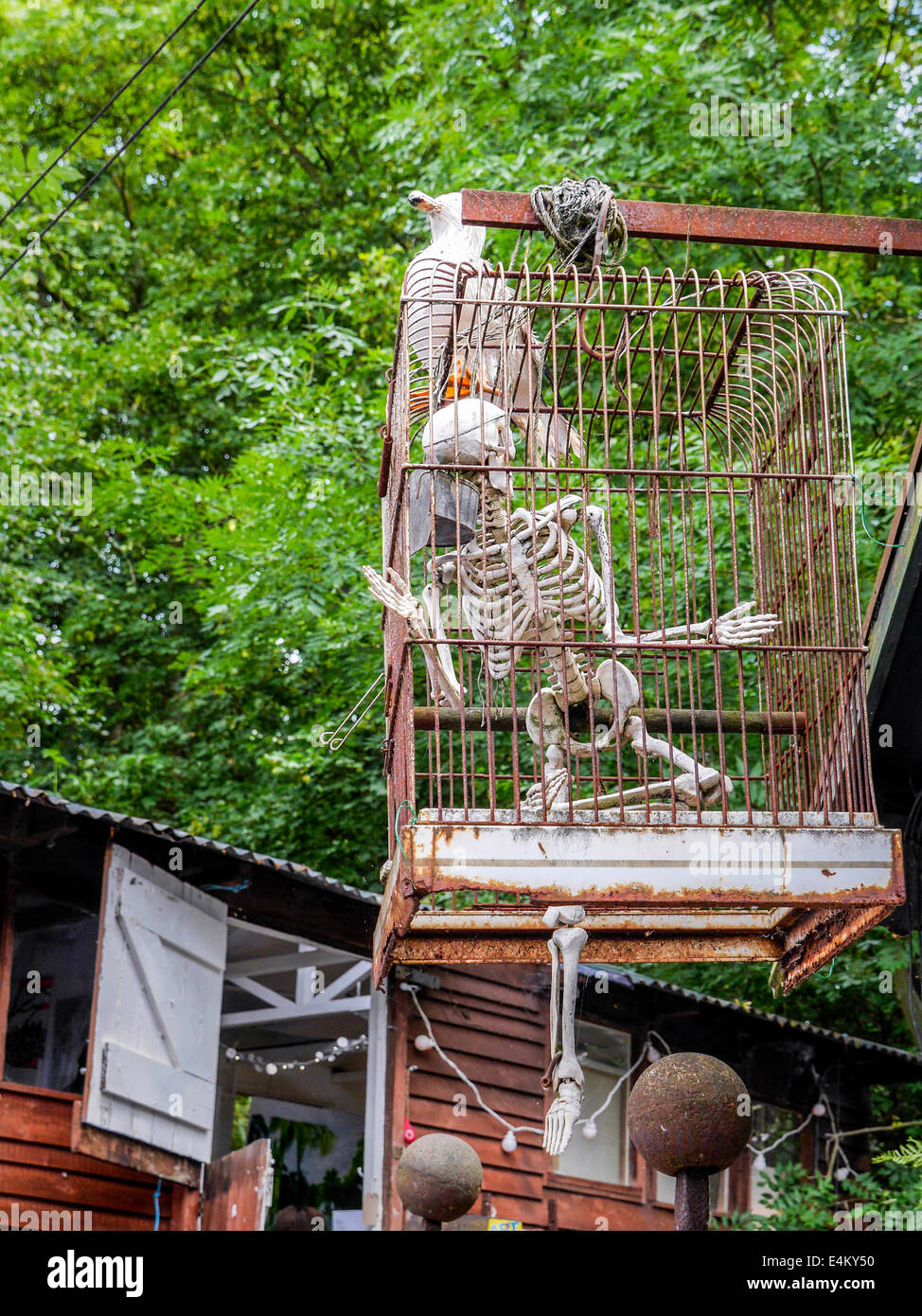 Rusty cage hi-res stock photography and images - Alamy