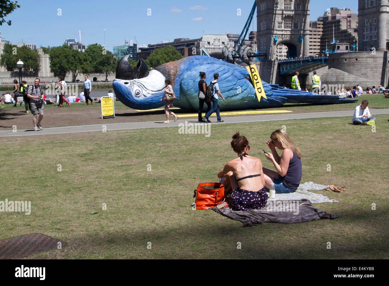 Parrot sculpture hi-res stock photography and images - Alamy