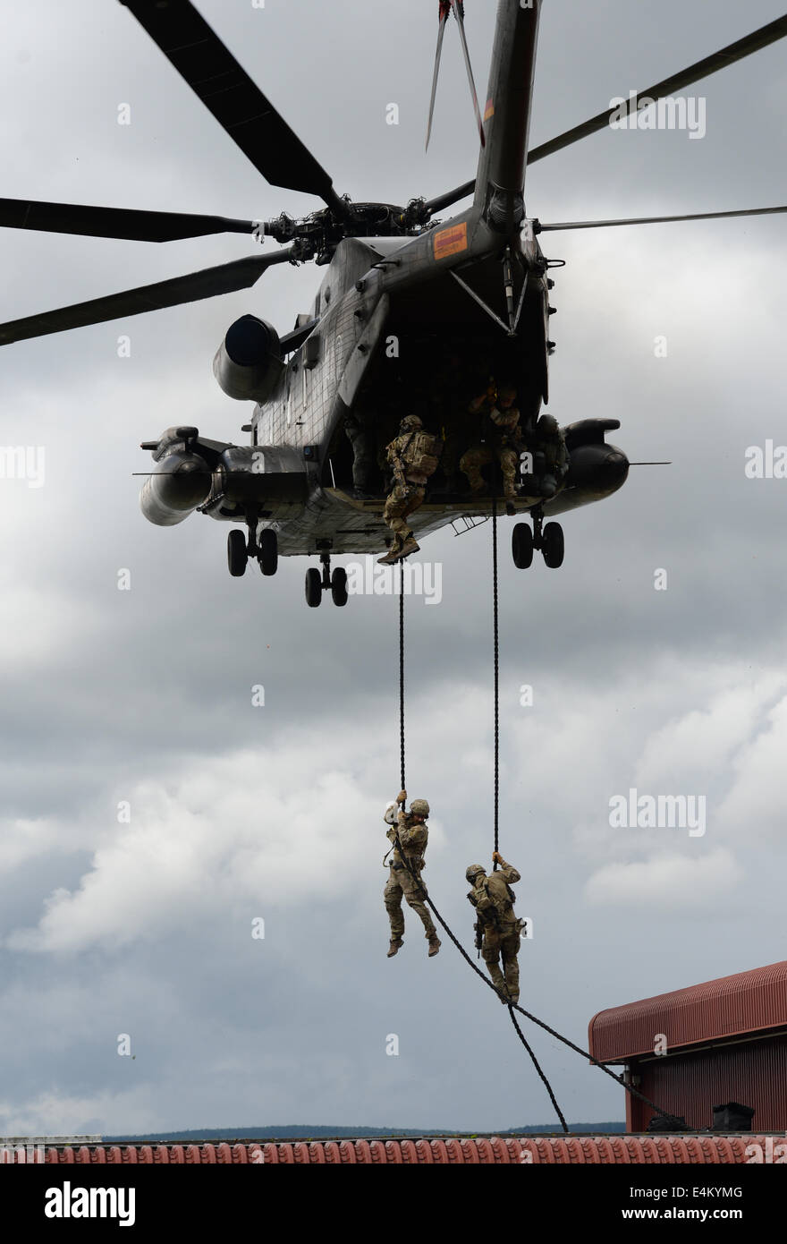 Helicopter rappel hi-res stock photography and images - Alamy