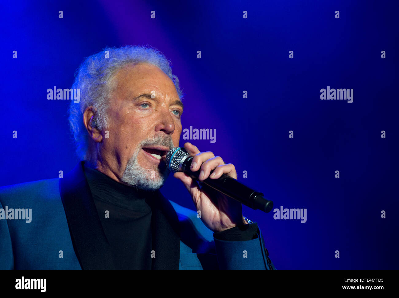 Welsh singer Tom Jones on stage at Chepstow Racecourse Stock Photo - Alamy