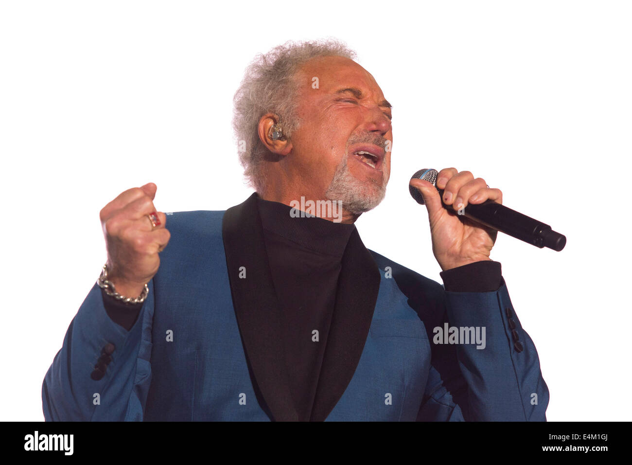 Welsh singer Tom Jones on stage at Chepstow Racecourse Stock Photo - Alamy