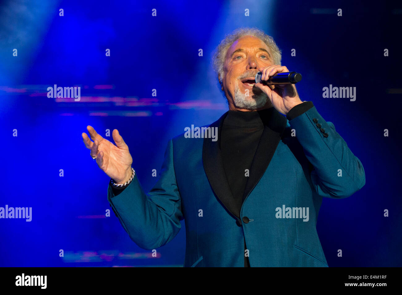 Welsh singer Tom Jones on stage at Chepstow Racecourse Stock Photo - Alamy