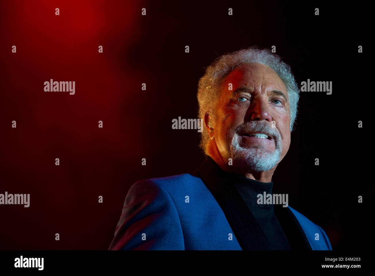 Welsh singer Tom Jones on stage at Chepstow Racecourse Stock Photo - Alamy