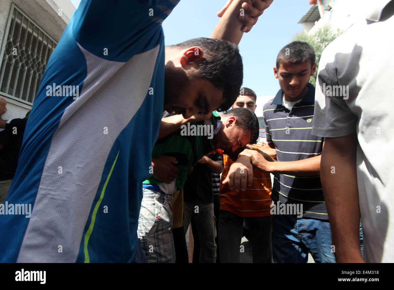 Gaza, Palestinian Territories. 12th July, 2014. People crying for the ...