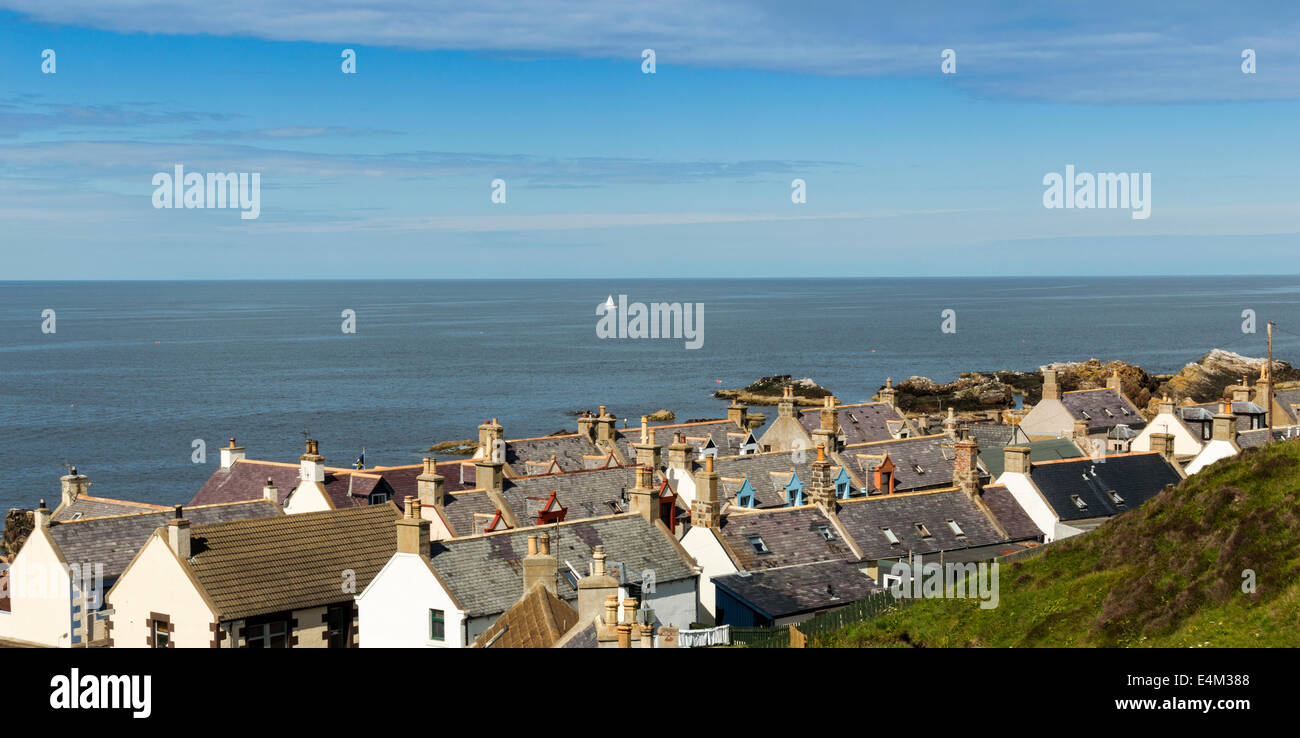 FINDOCHTY VILLAGE HOUSES OVERLOOKING THE SEA MORAY COAST SCOTLAND Stock ...