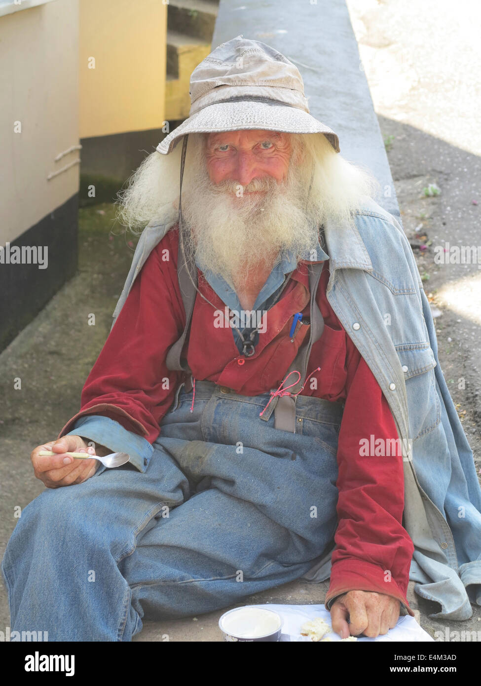 Smiling homeless man hi-res stock photography and images - Alamy