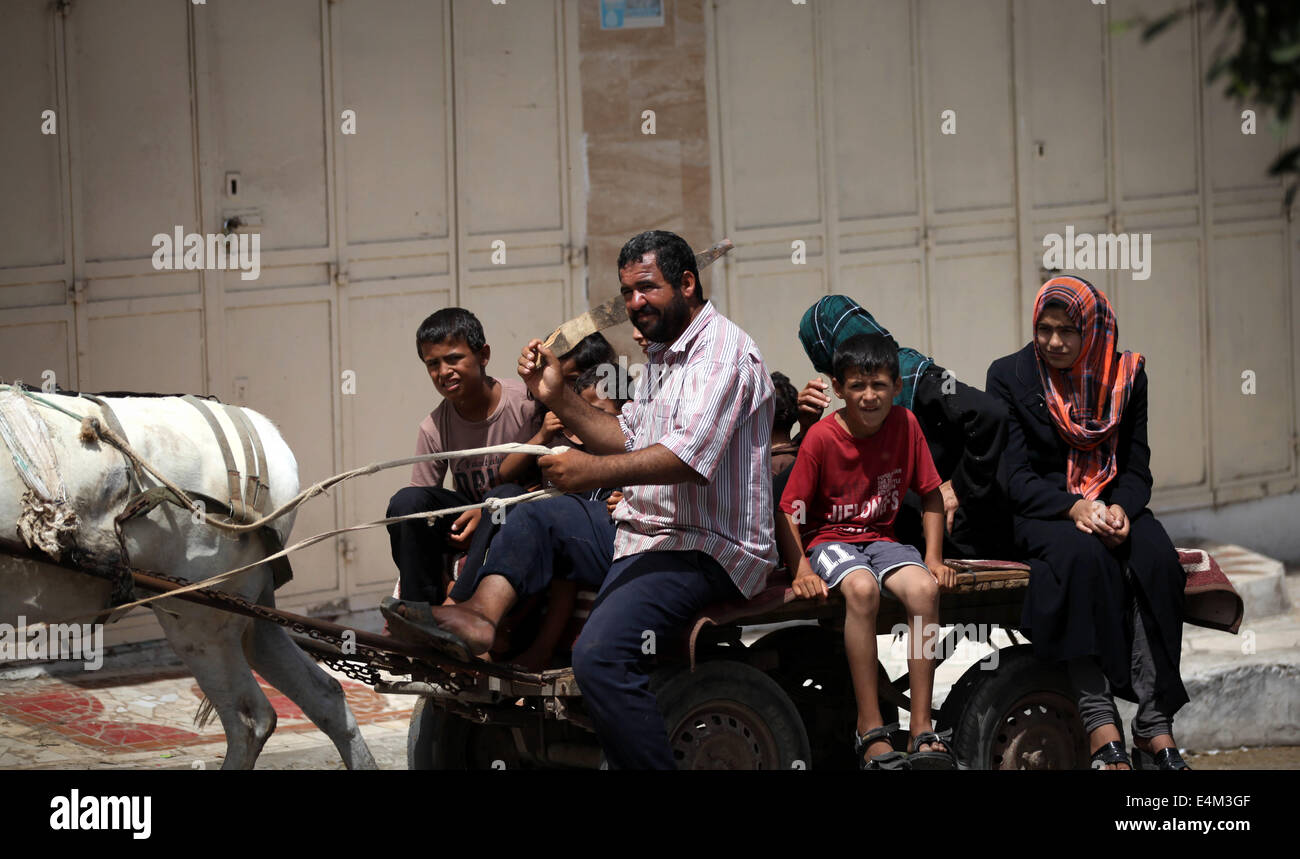 Gaza, Palestinian Territories. 13th July, 2014. Palestinian families ...