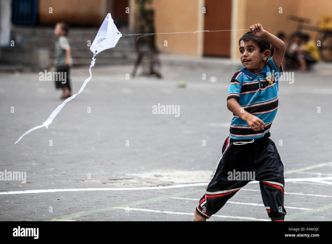 Gaza, Palestinian Territories. 13th July, 2014. A Palestinian boy play ...