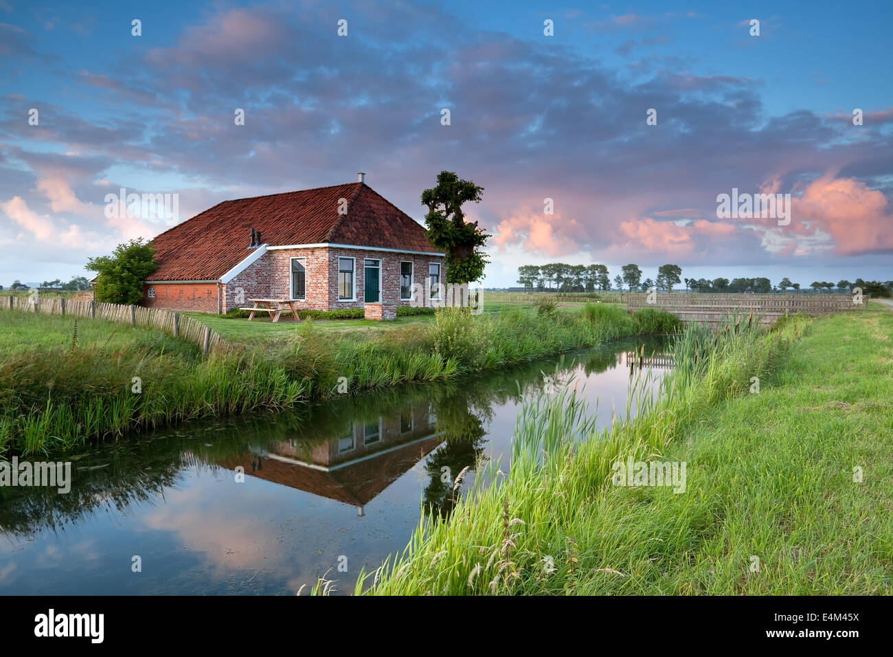 Farmland by river hi-res stock photography and images - Alamy