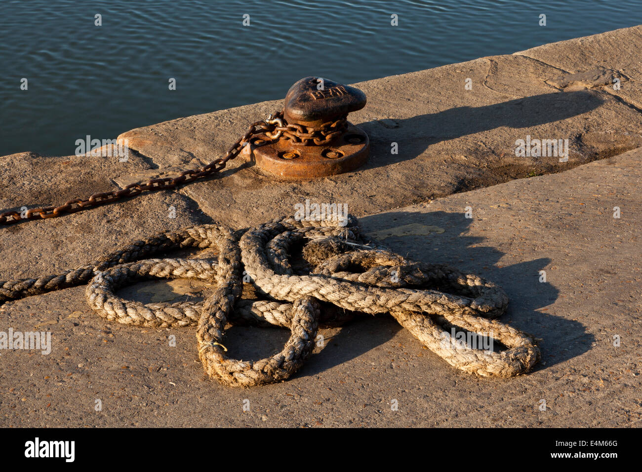 Mooring line attached hi-res stock photography and images - Alamy