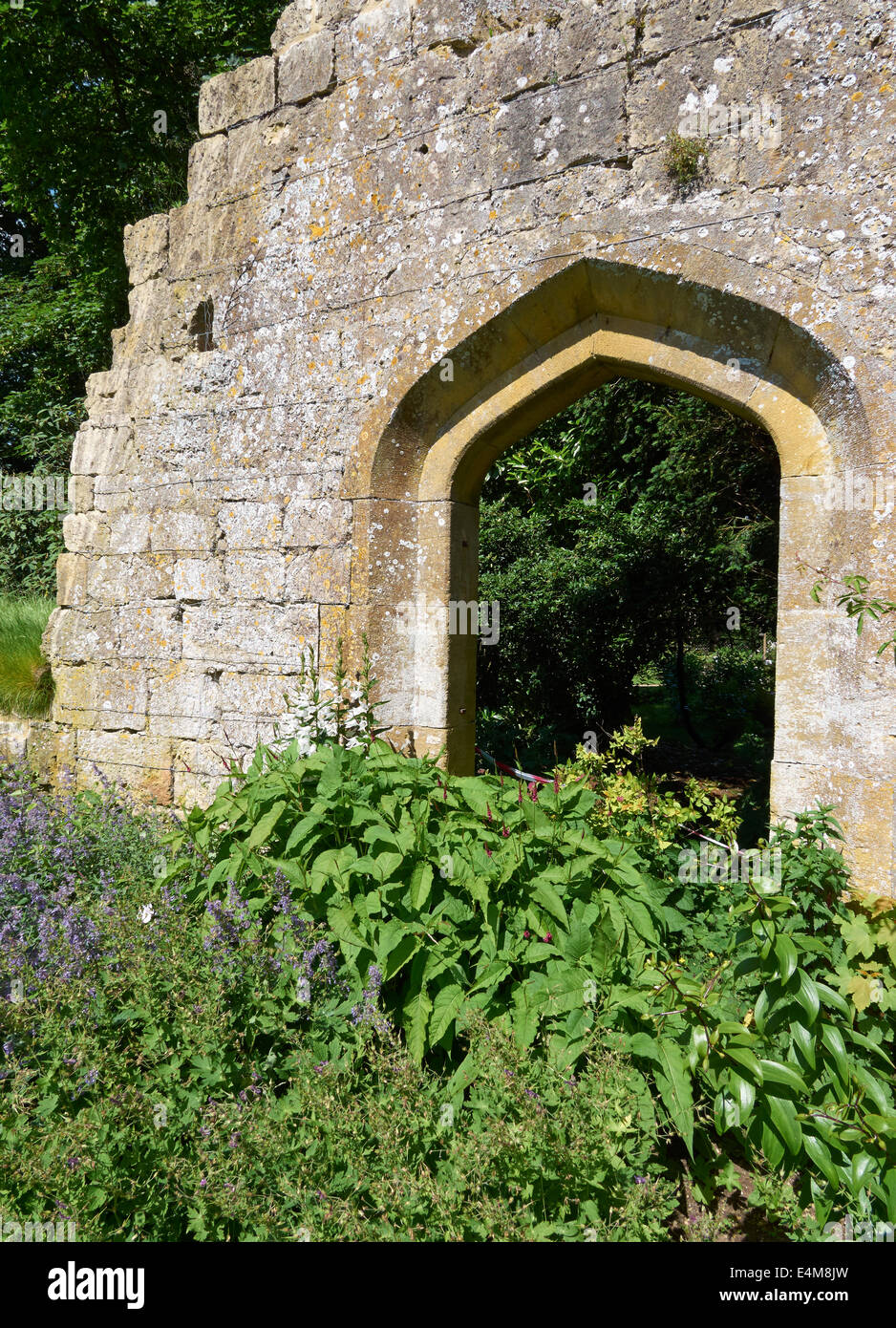 Tithe barn sudeley castle gardens hi-res stock photography and images ...