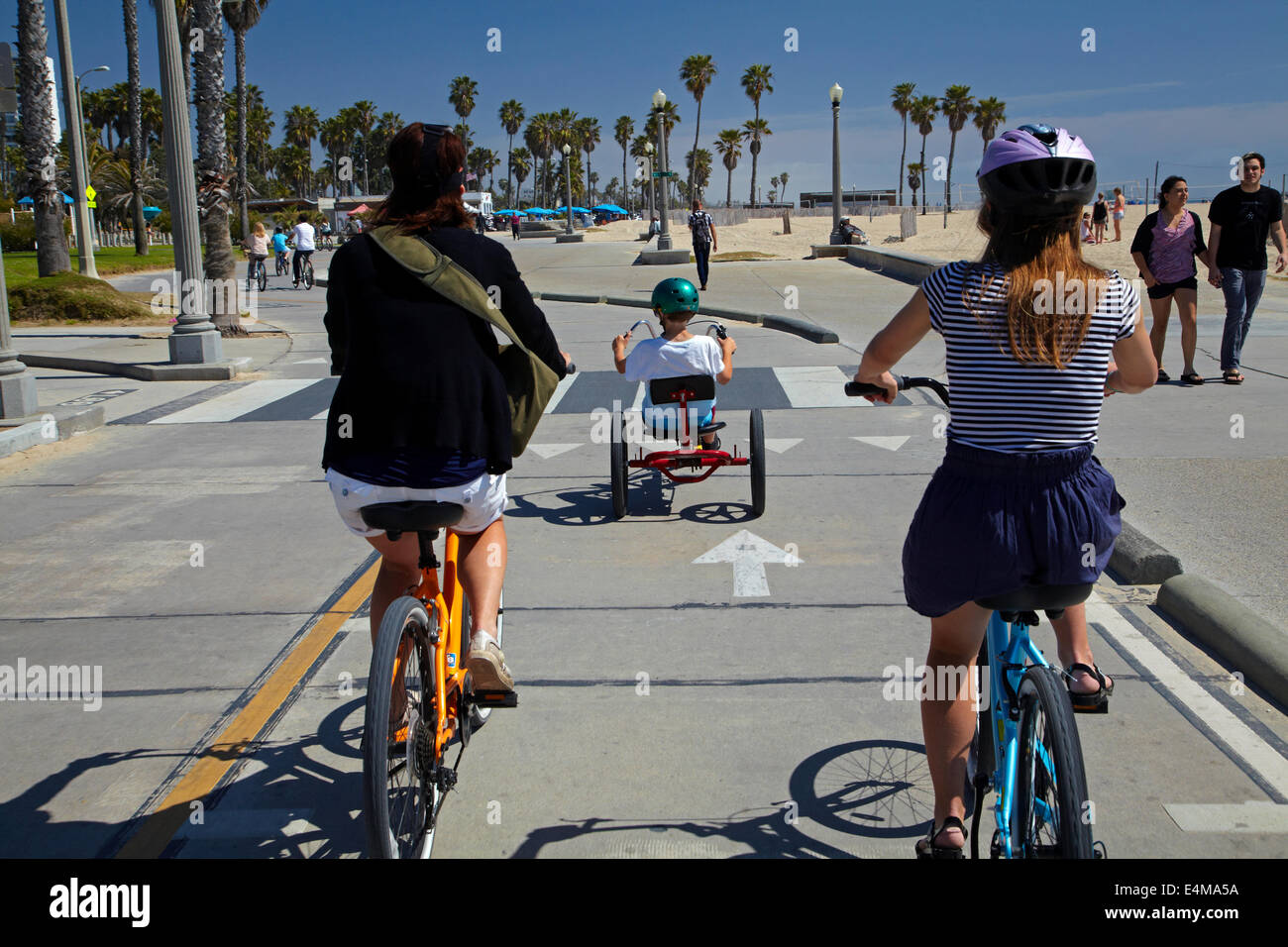 Cyclists on Santa Monica to Venice Beach bike path, Los Angeles ...