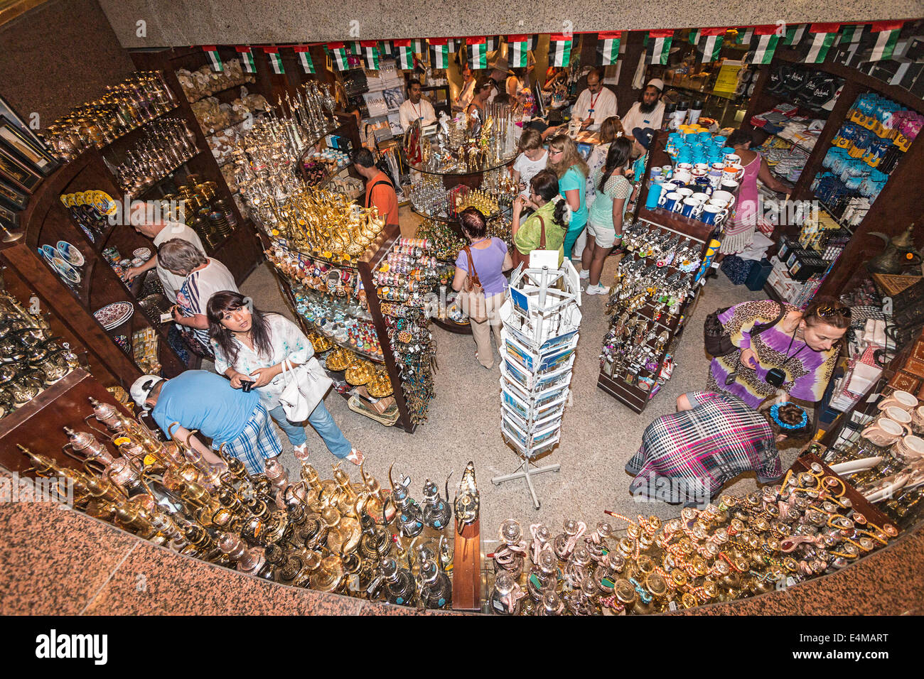 Dubai gift shop hi-res stock photography and images - Alamy