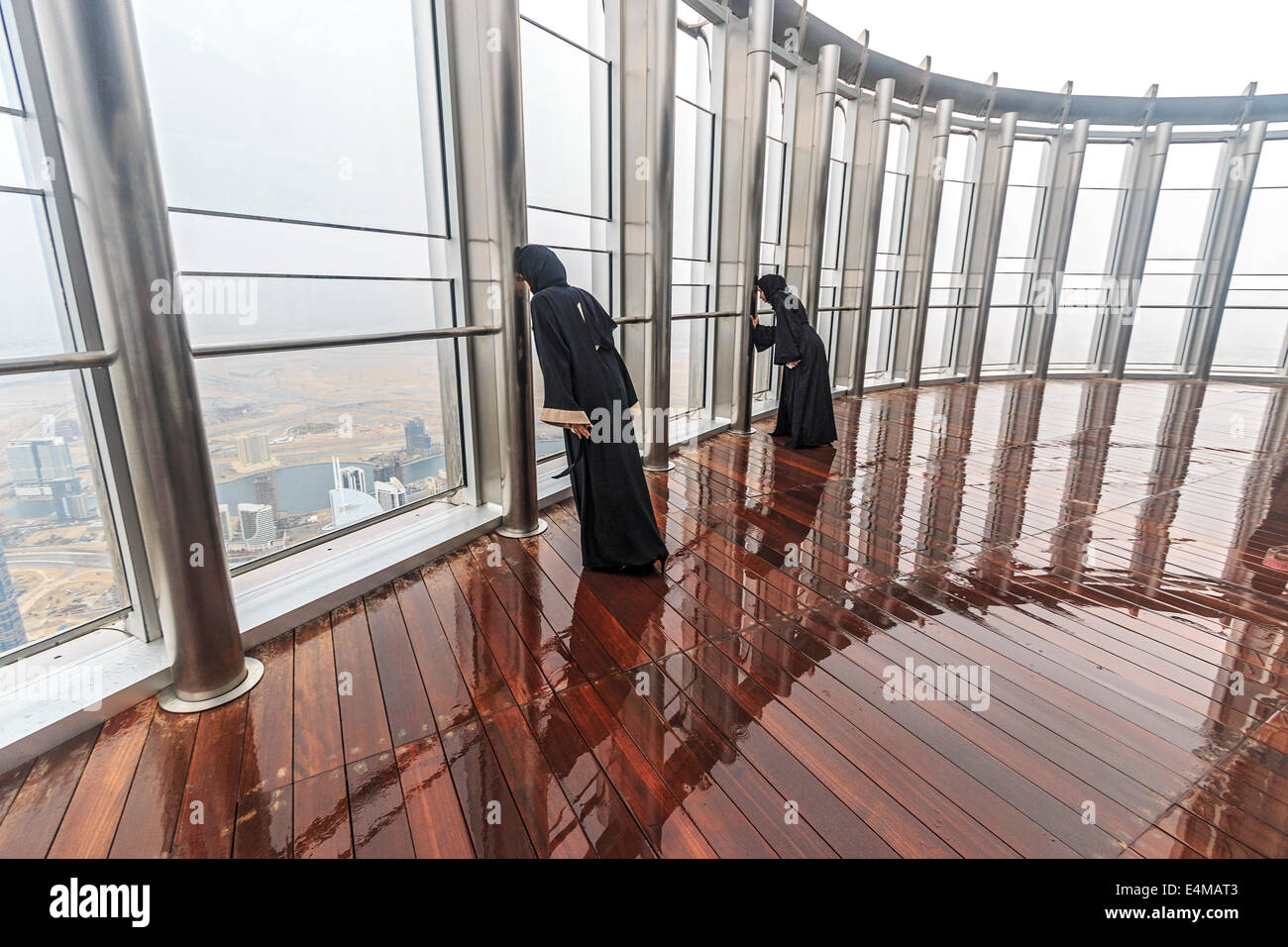 Look at burj khalifa High Resolution Stock Photography and Images - Alamy