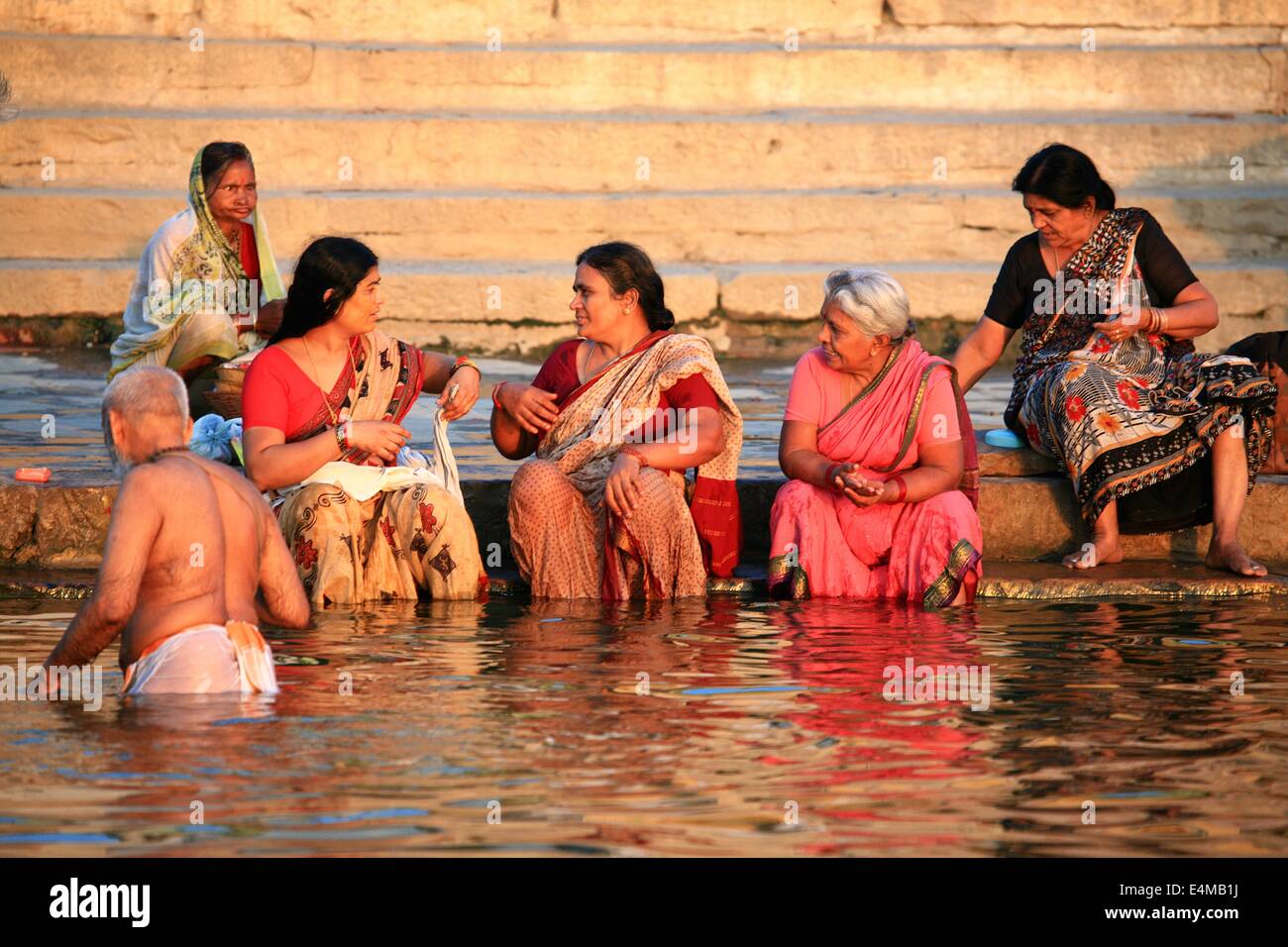 A family bathes together in the Ganges River in Varanasi, India Stock ...