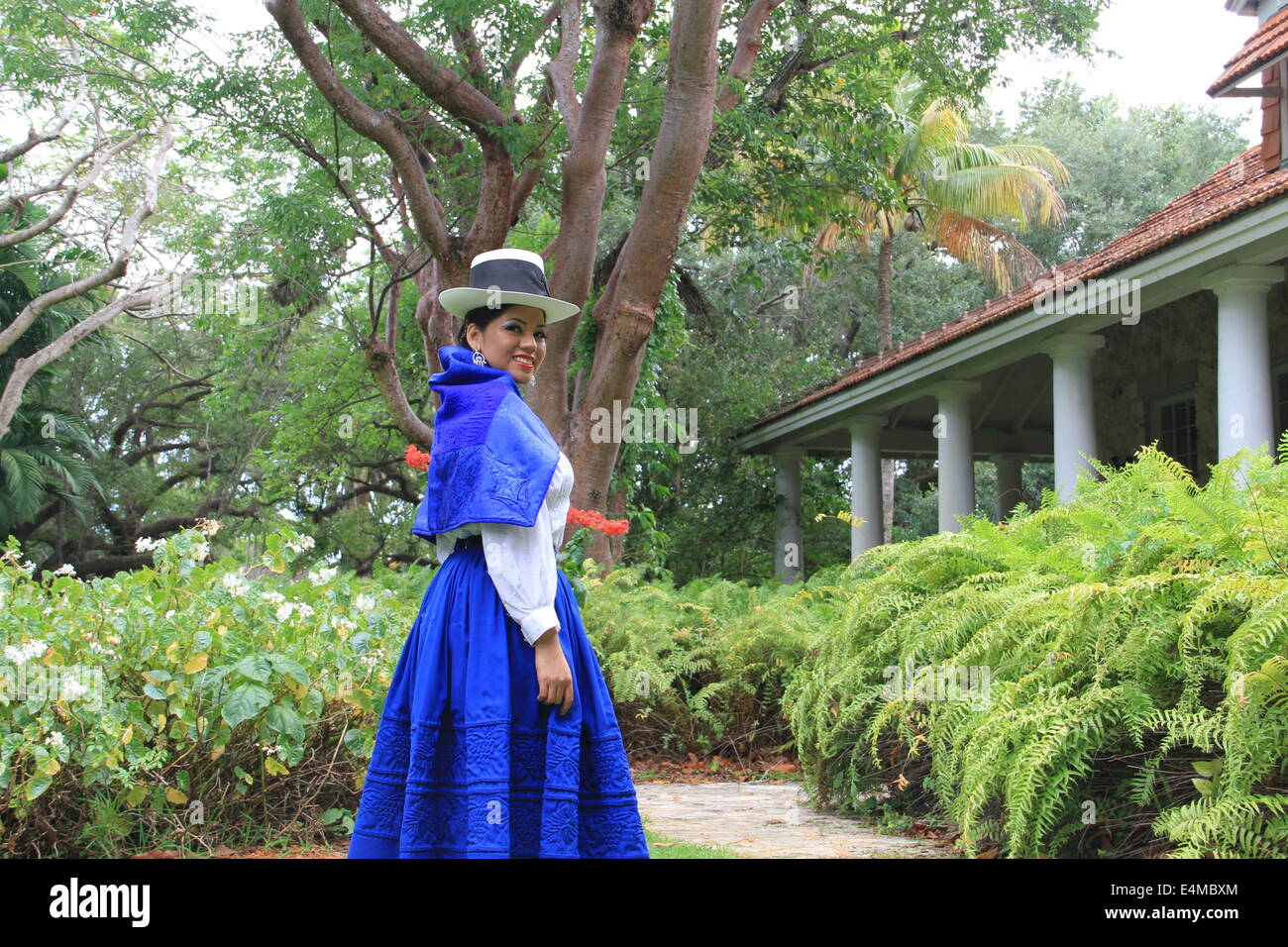 Beautiful Peruvian In Traditional Dress Stock Photo - Alamy