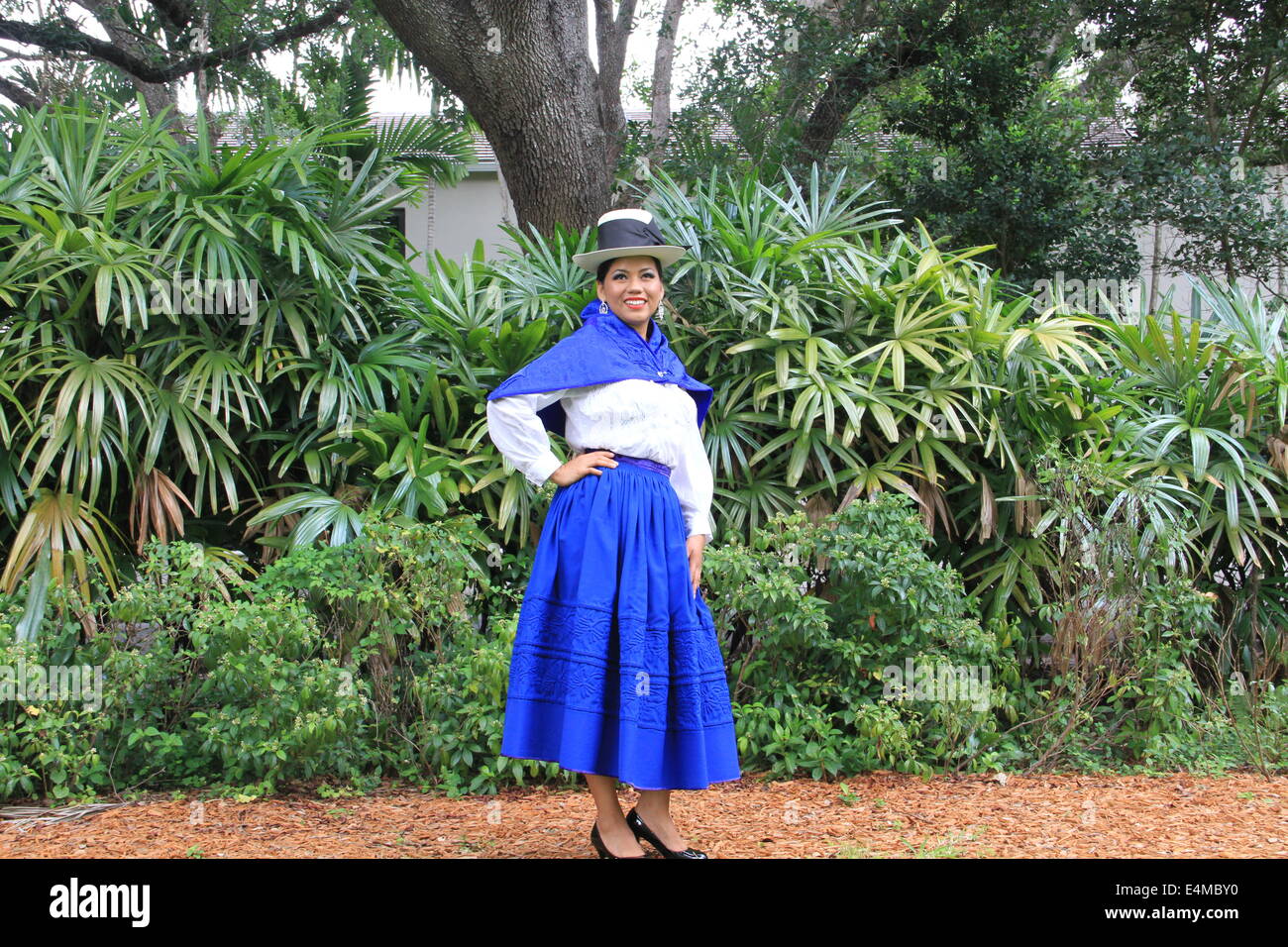 Beautiful Peruvian In Traditional Dress Stock Photo - Alamy