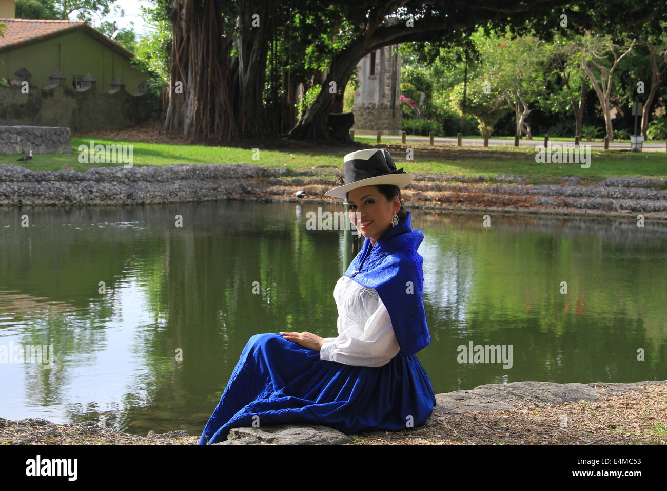Beautiful Peruvian In Traditional Dress Stock Photo - Alamy